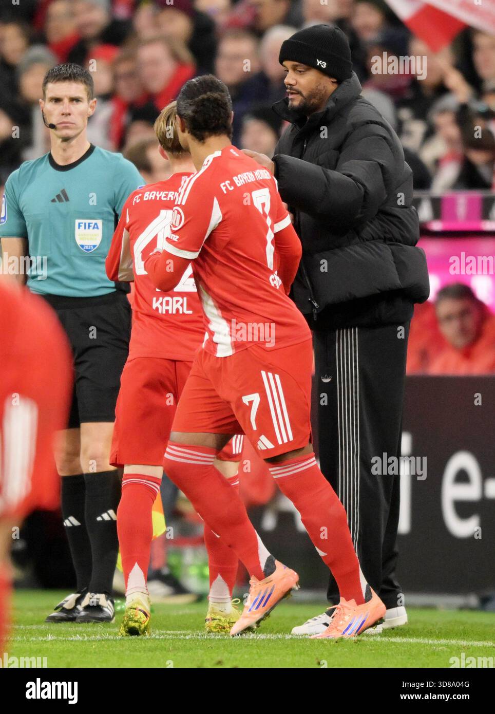 from left: Lennart Karl, Serge Gnabry, Coach Vincent Kompany (Bayern ...