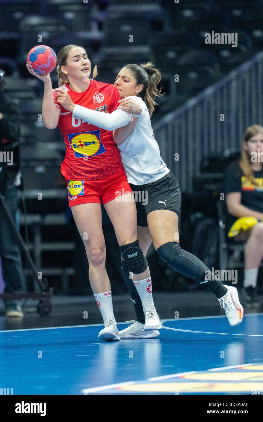 ROTTERDAM, NETHERLANDS - NOVEMBER 28: Ana Pandza of Austria en Ehsan ...