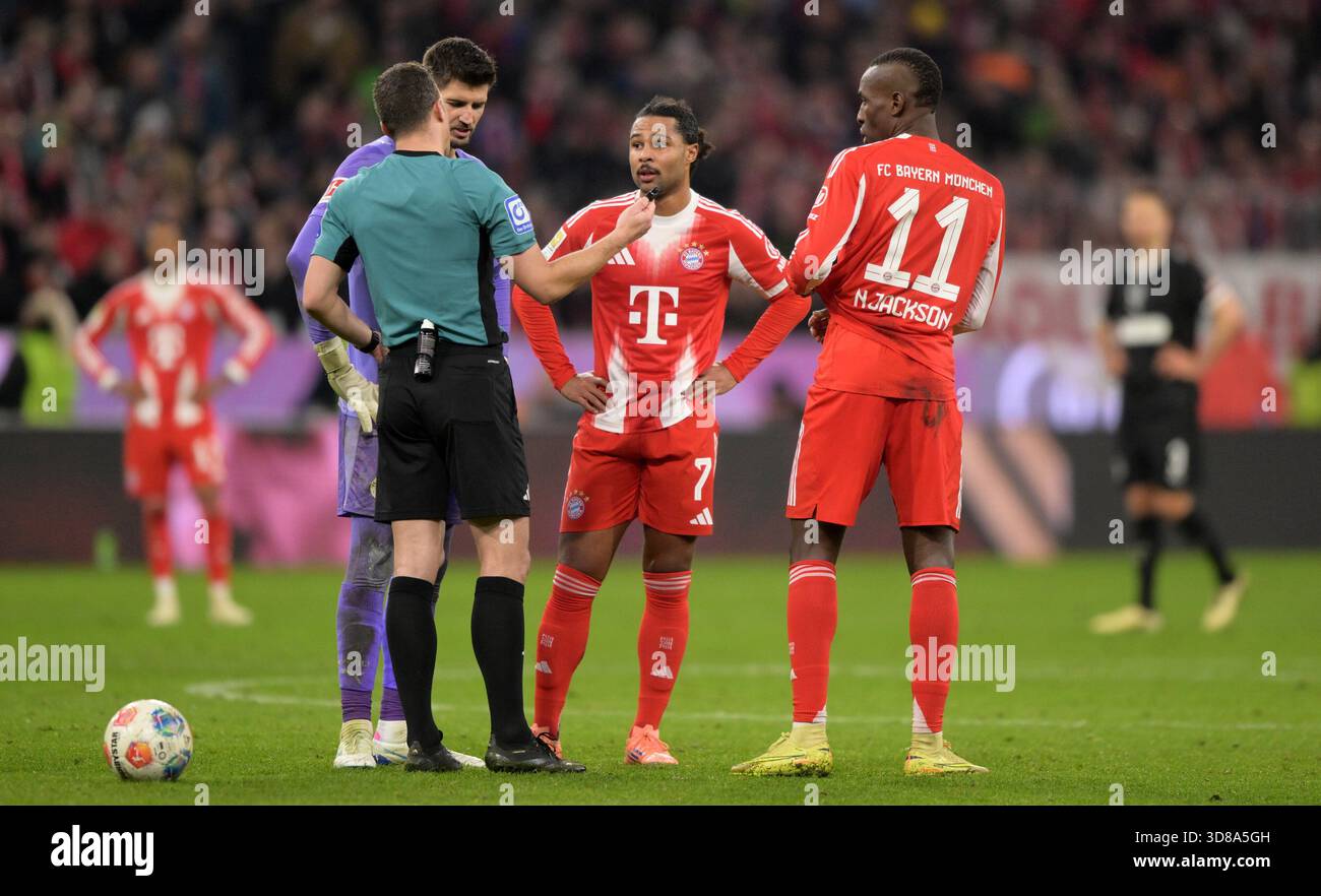 from left: referee Felix Zwayer, goalkeeper Nikola Vasilj (St. Pauli ...