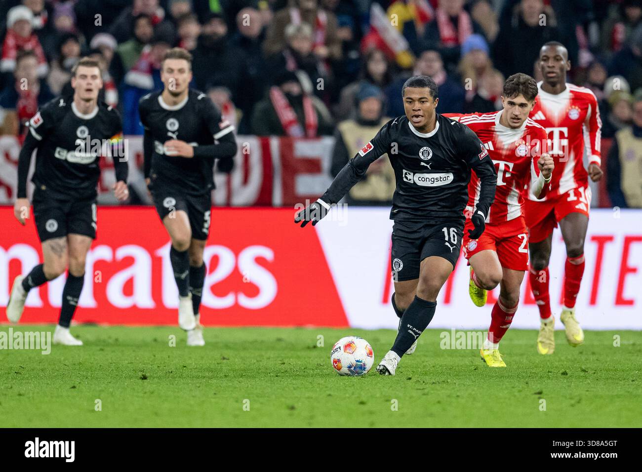 Joel Chima Fujita (FC St. Pauli Hamburg, #16) in front of Tom Bischof ...
