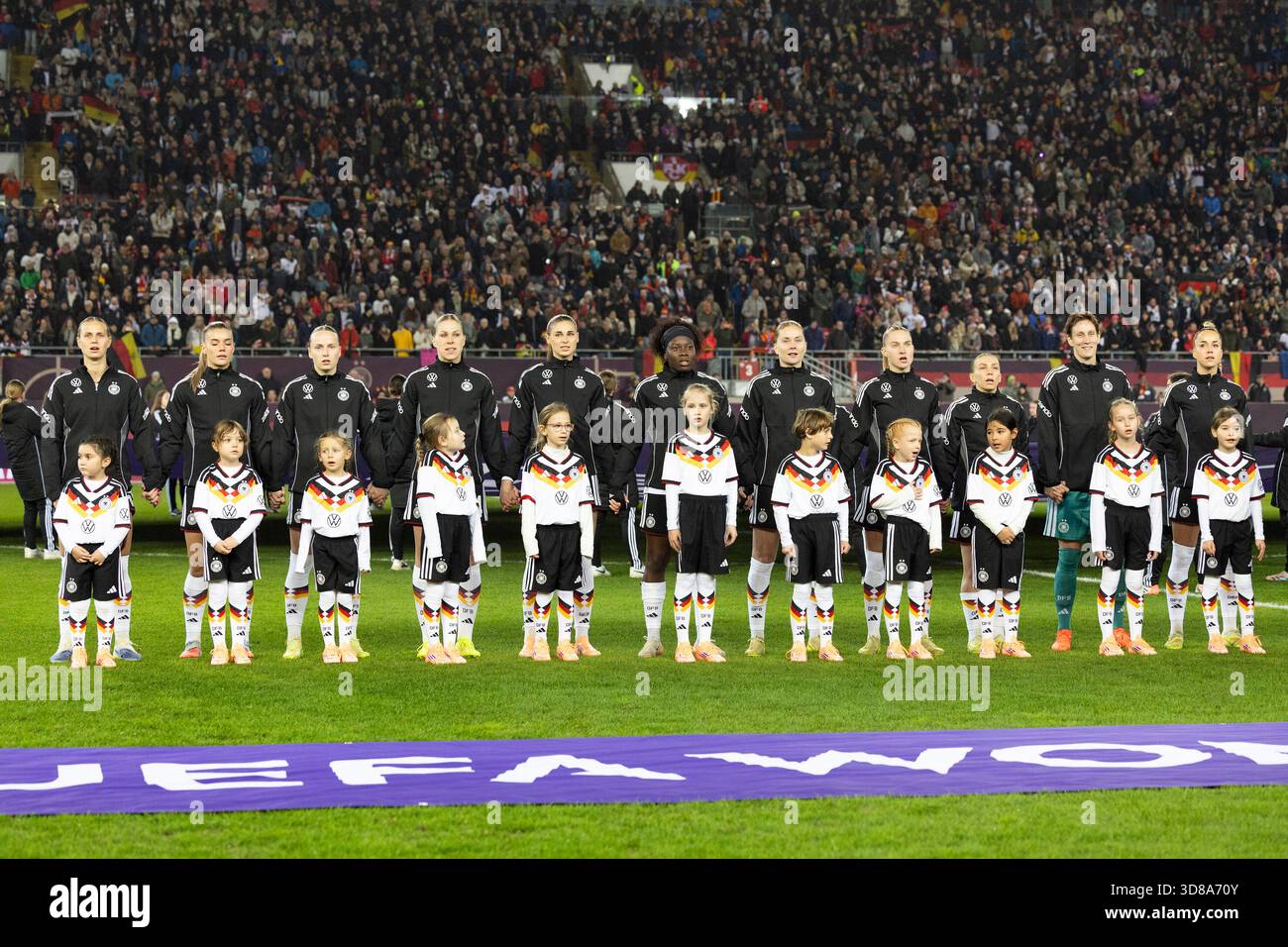 The German national team sings the anthem, L to R. Klara BUEHL (BÜHL ...