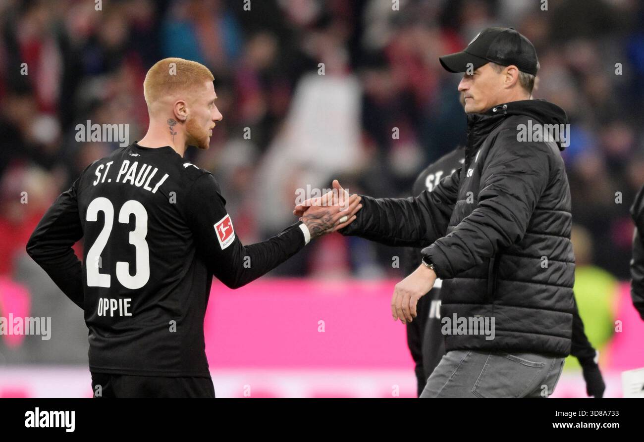 from left Louis Oppie, Trainer [coach] Alexander Blessin (St. Pauli ...