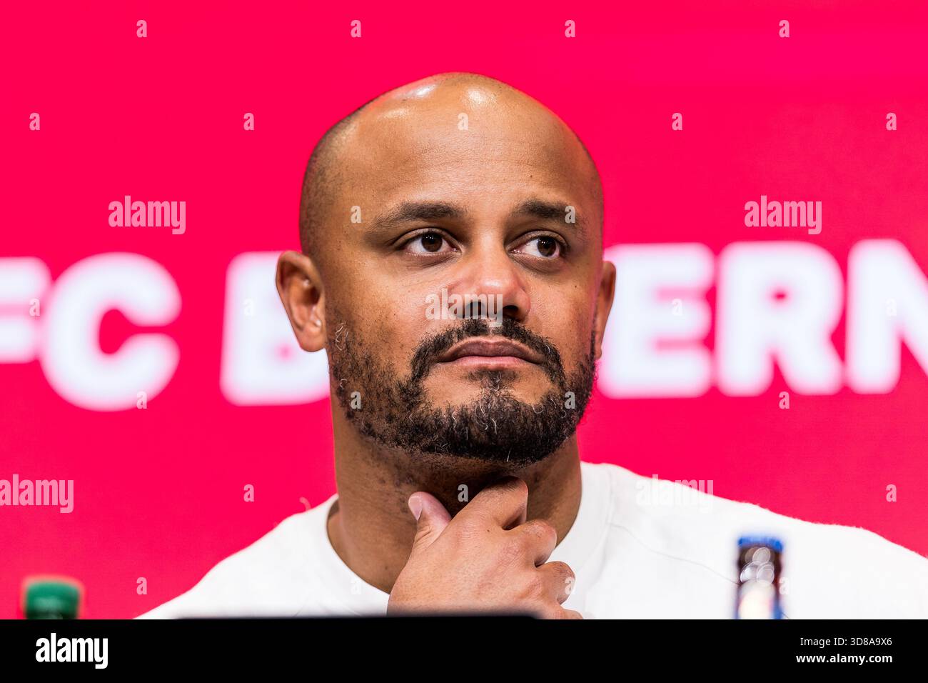 MUENCHEN, GERMANY - NOVEMBER 29: Vincent Kompany (Head Coach FC Bayern ...