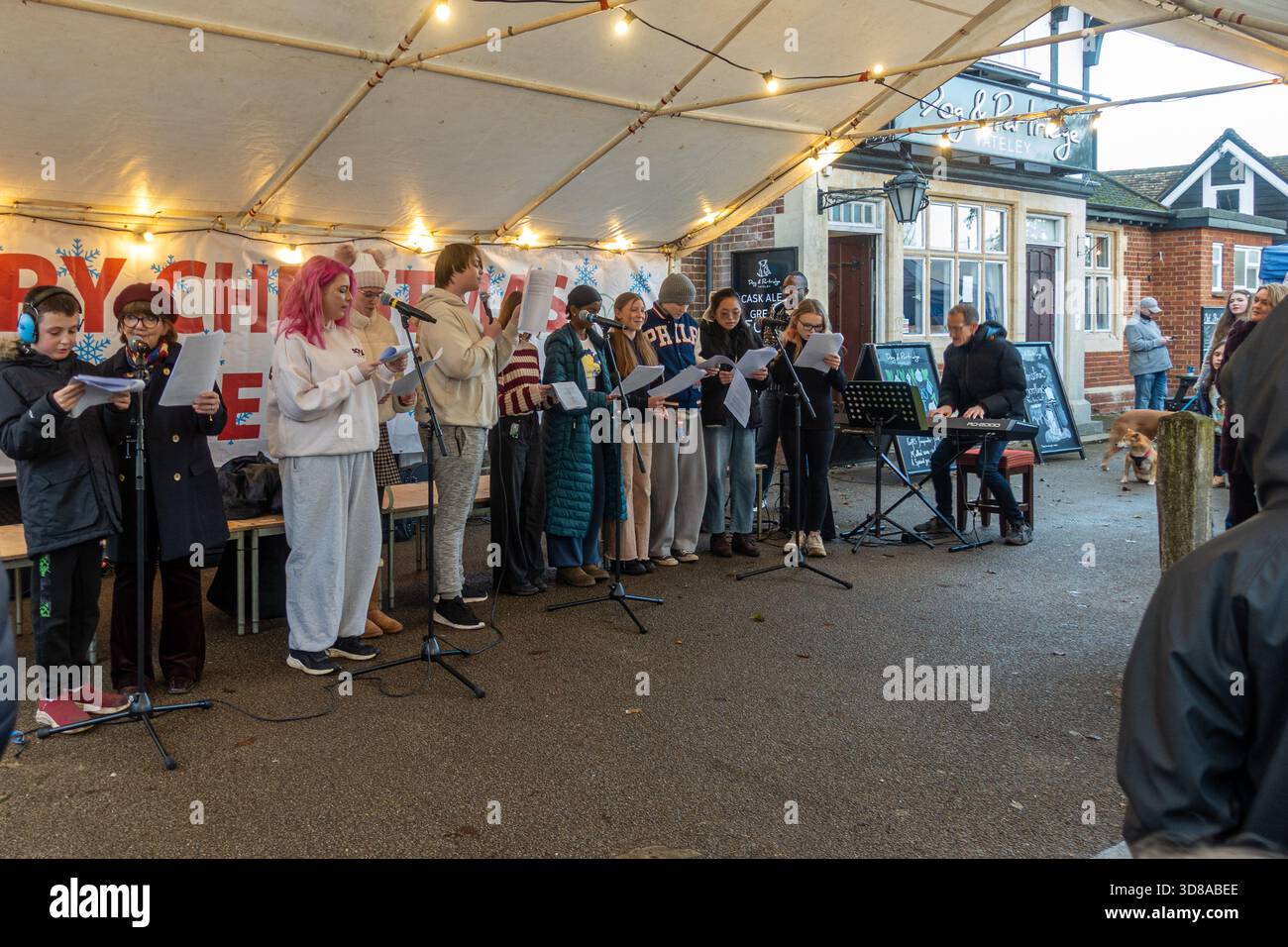 Local people singing christmas hi-res stock photography and images - Alamy