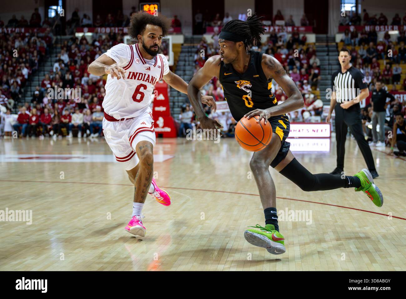 Bethune-Cookman guard Jakobi Heady (0) drives along the baseline while ...