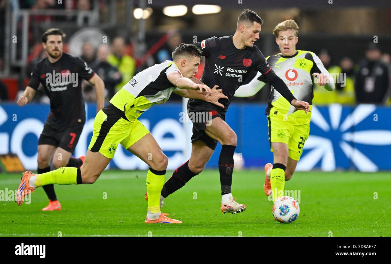 from left Nico Schlotterbeck, Patrik Schick (Leverkusen), Daniel ...