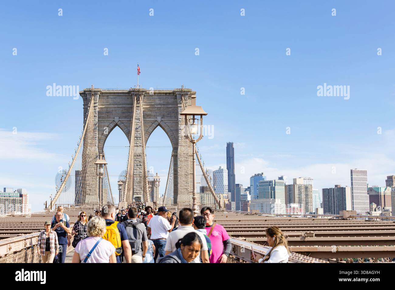 The pedestrian section of the Brooklyn Bridge in New York City is full ...