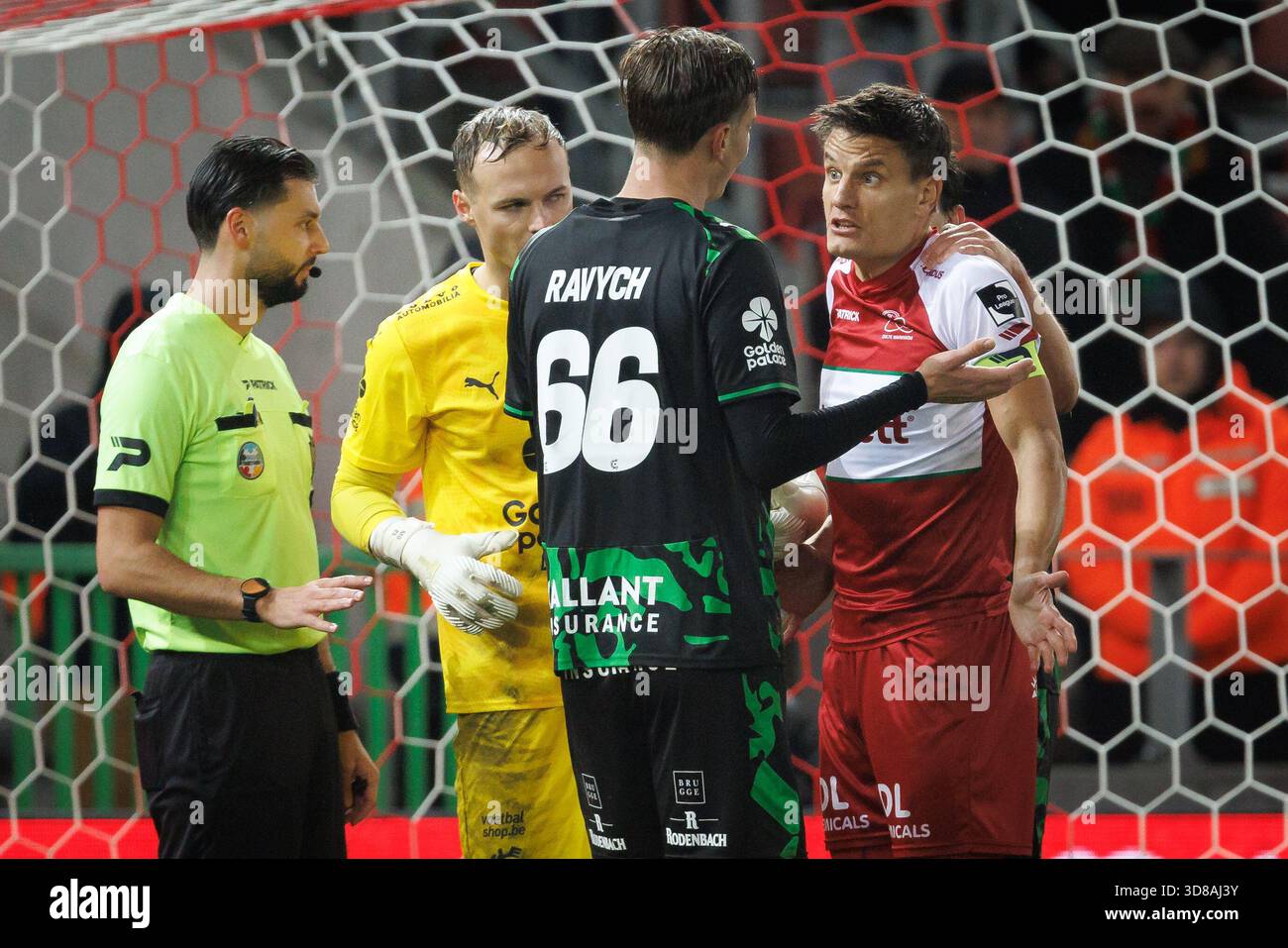 Cercle's Chris Christiaan Ravych and Essevee's Jelle Vossen pictured ...