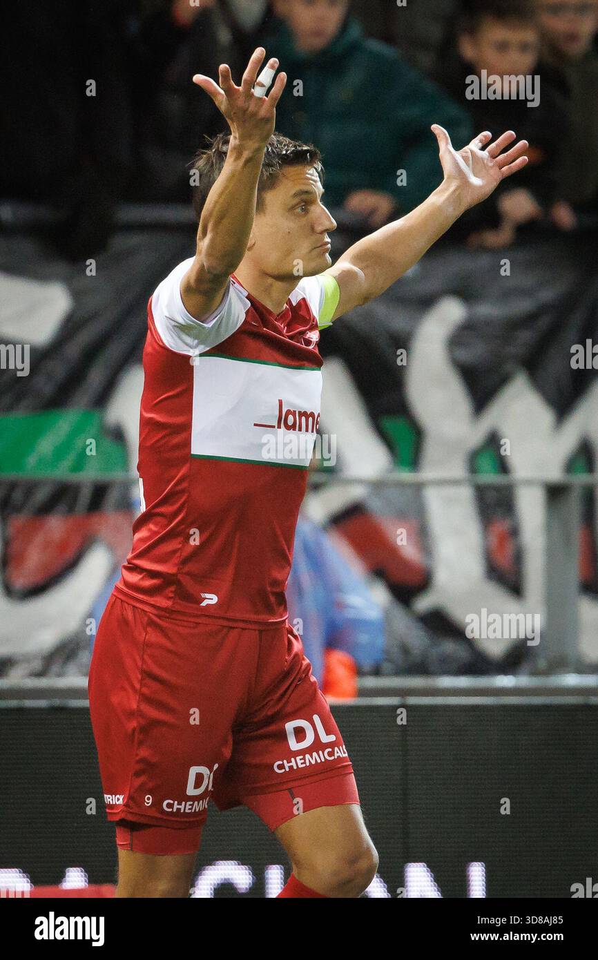 Essevee's Jelle Vossen looks dejected during a soccer match between SV ...