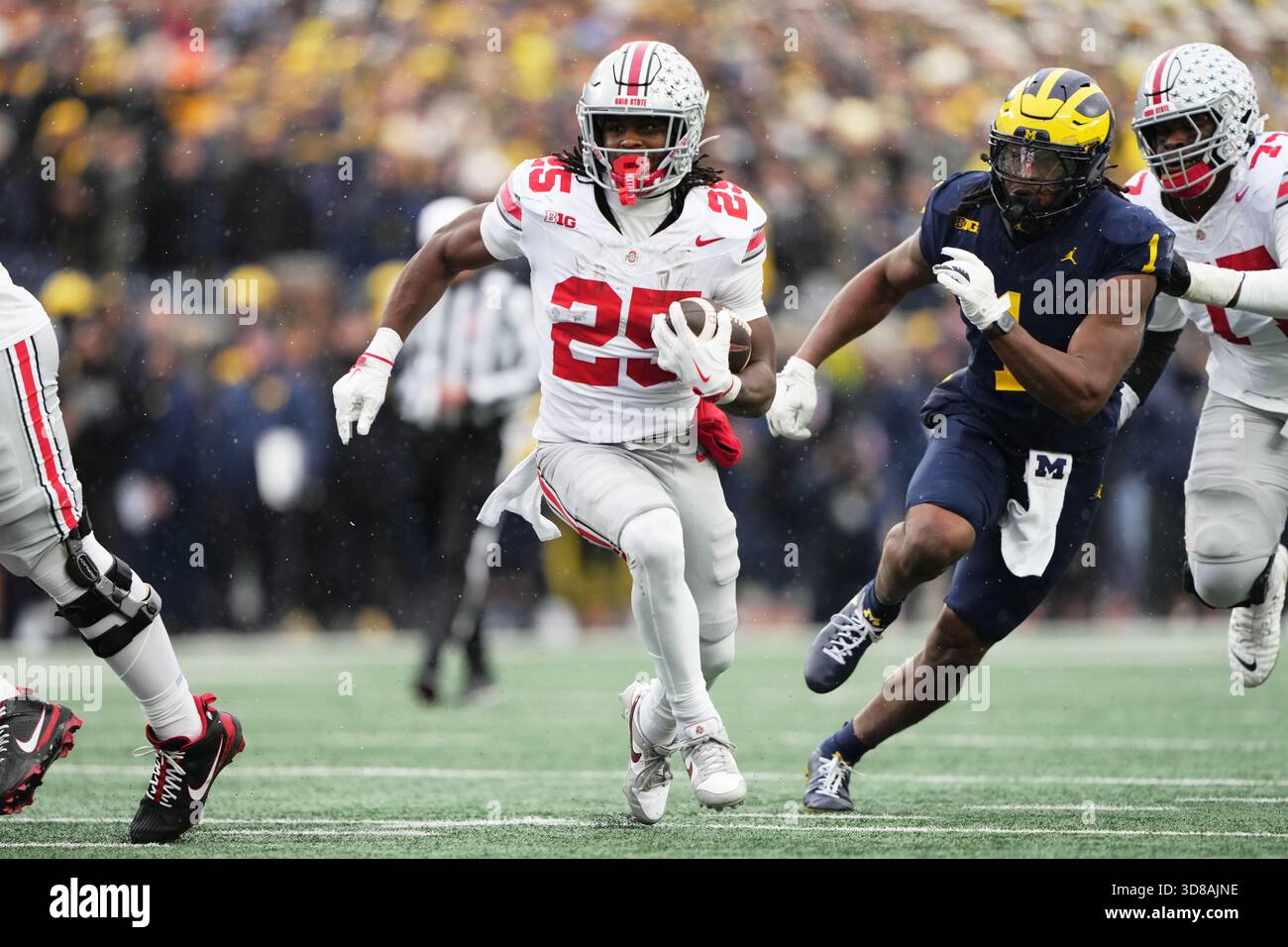 Ohio State Buckeyes running back Bo Jackson (25) runs the ball against ...