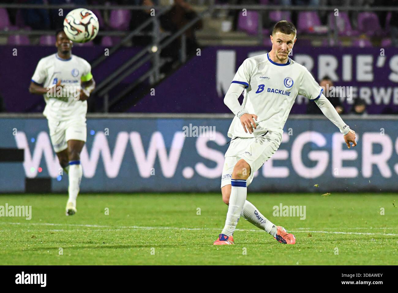 Jong Gent's Wout Asselman pictured in action during a soccer game ...
