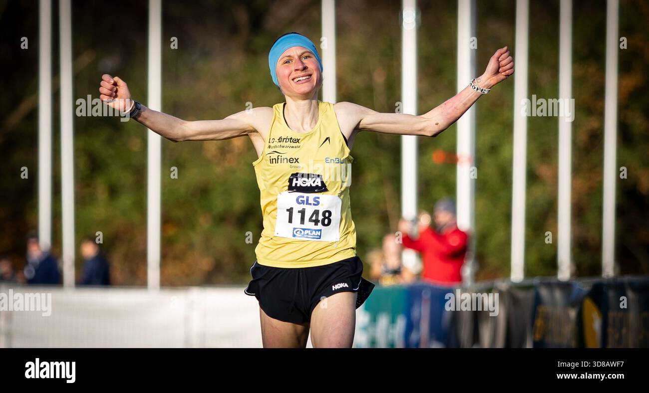 Finish line celebration: Elena BURKARD (LG farbtex Nordschwarzwald ...