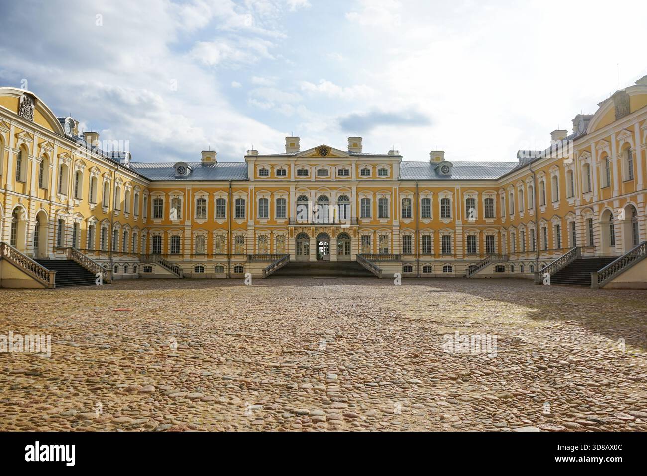 Ornate courtyard facade palace hi-res stock photography and images - Alamy