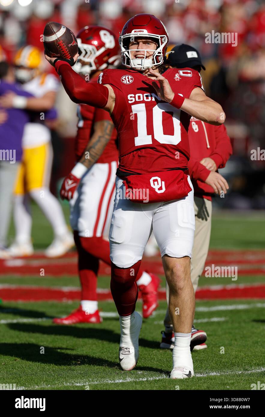 Oklahoma quarterback John Mateer (10) warms up before the start of an ...
