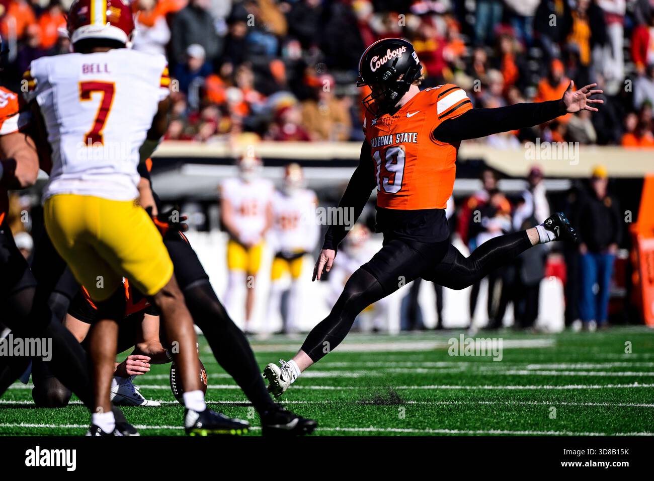 Oklahoma State wide receiver Jaylen Lloyd (19) attempts a field goal ...