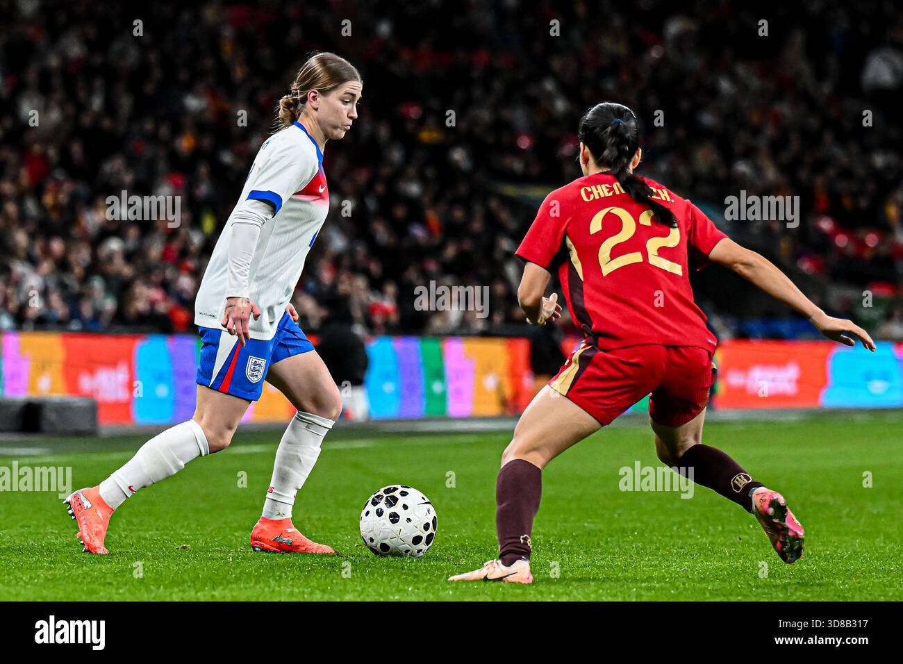 Jess Park (19 England) challenged by Qiaozhu Chen (22 China) during the ...