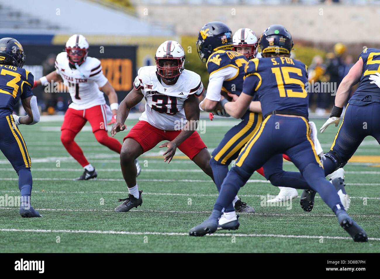 Texas Tech linebacker David Bailey (31) defends against West Virginia ...