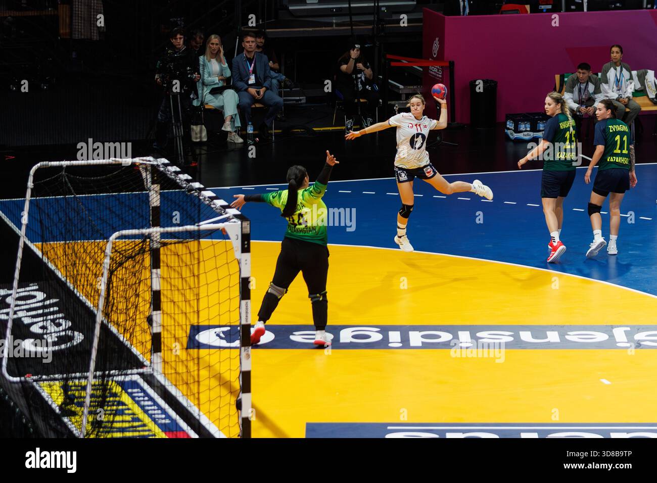 Malin Larsen Aune (Norwegen) wirft gegen Damira Zhaparova (Kasachstan ...