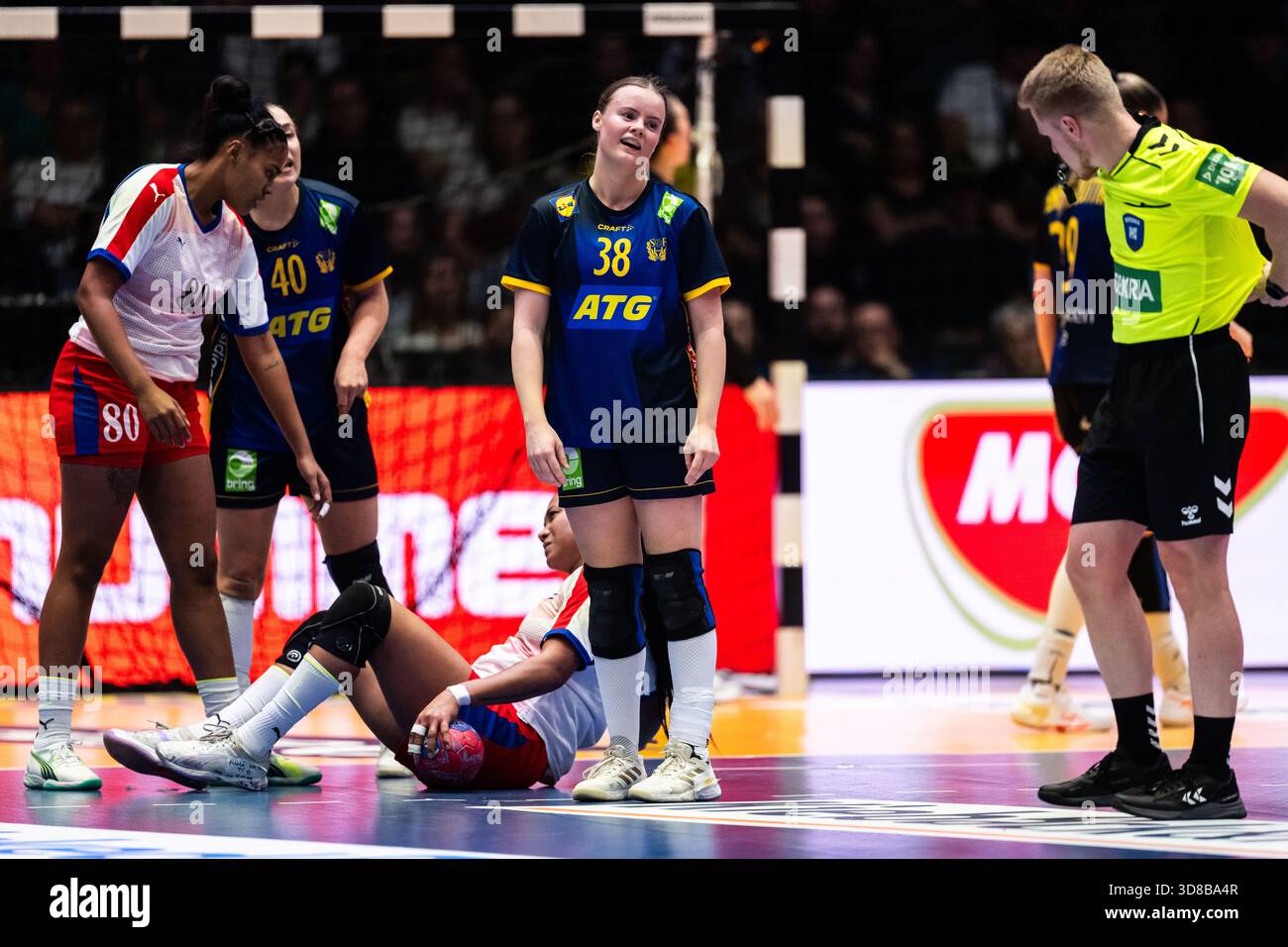 251129 Elin Hansson of Sweden reacts during the 2025 IHF Women’s World ...
