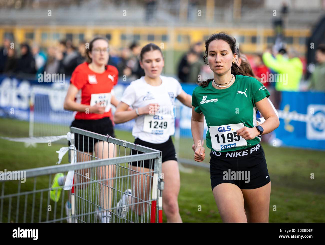 Lisa GRIESINGER (LV Pliezhausen 2012) in the women's middle-distance ...