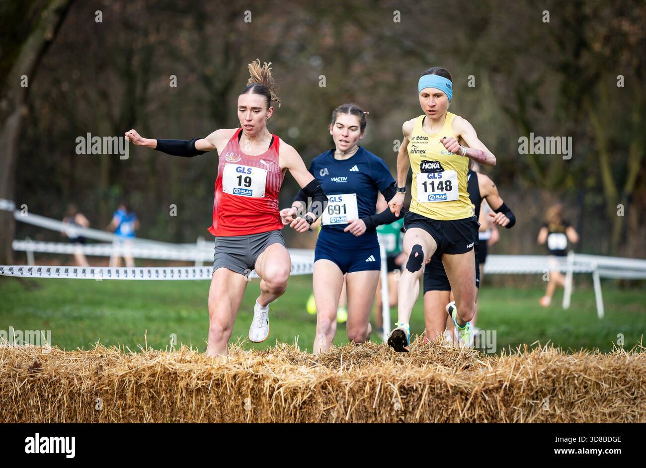 At one of the straw bale obstacles (from left): Katja BÄUERLE (LG ...