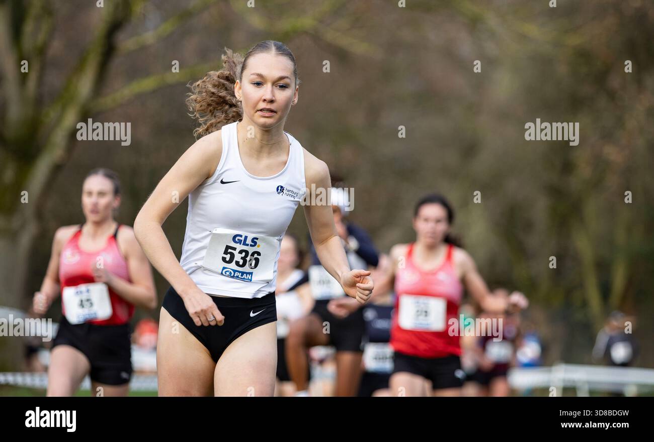 Lea BRÜCKNER (Hamburg Running) in the women's middle-distance race ...