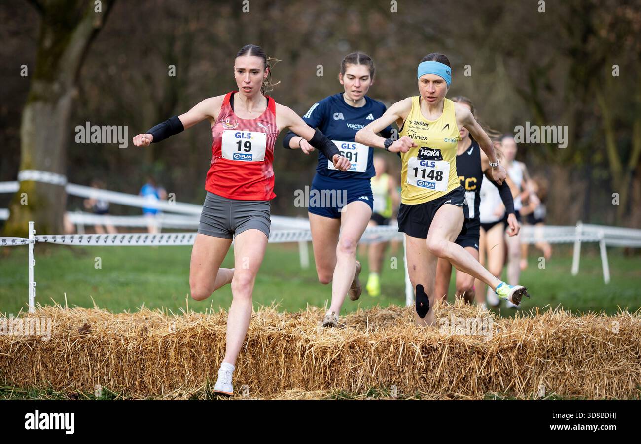 At one of the straw bale obstacles (from left): Katja BÄUERLE (LG ...