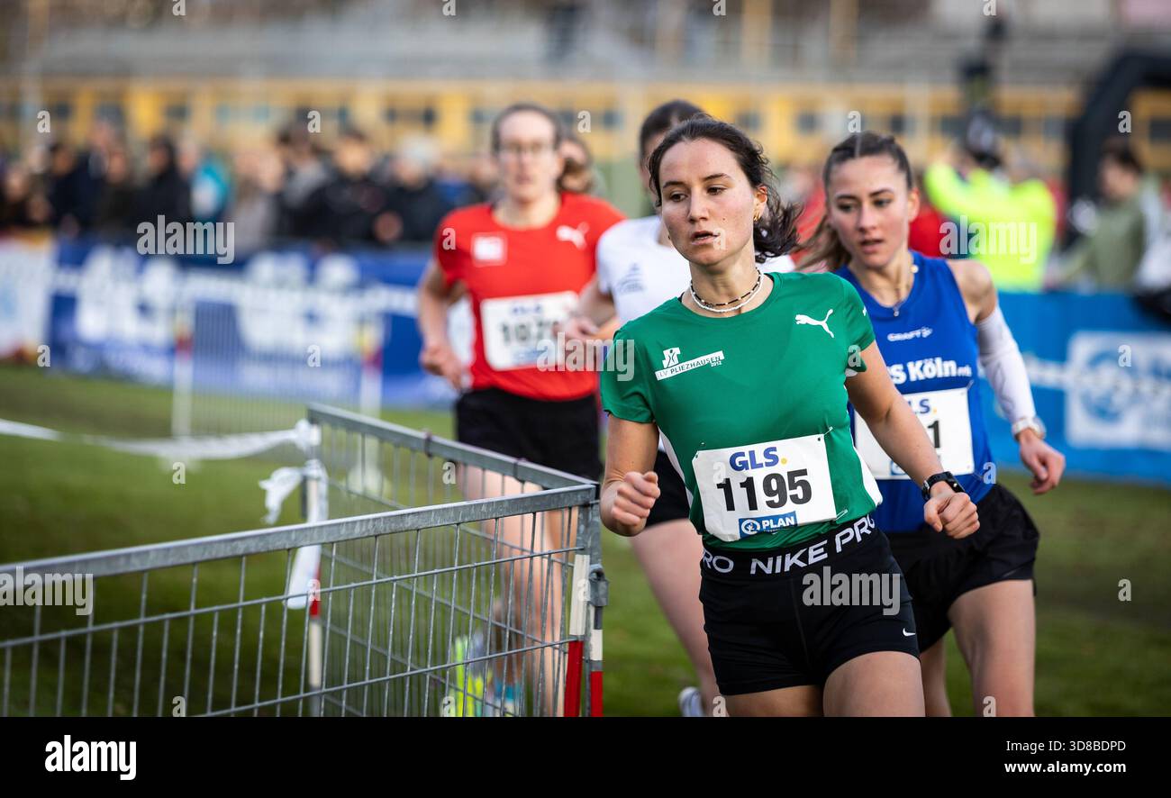 Lisa GRIESINGER (LV Pliezhausen 2012) in the women's middle-distance ...