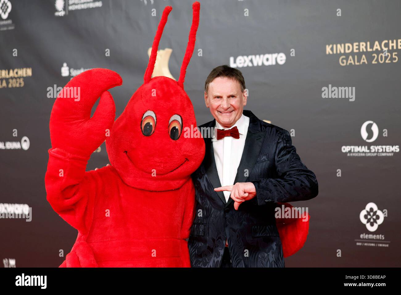 Moderator Peter Illmann mit dem Maskottchen von Kinderlachen e.V. bei ...