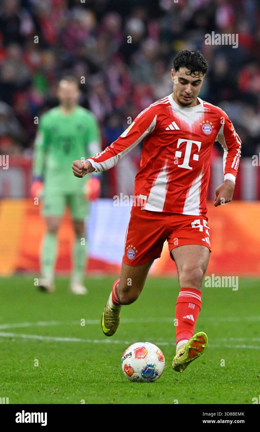 Aleksandar Pavlovic FC FC Bayern Munich FCB (45) Action on the ball ...