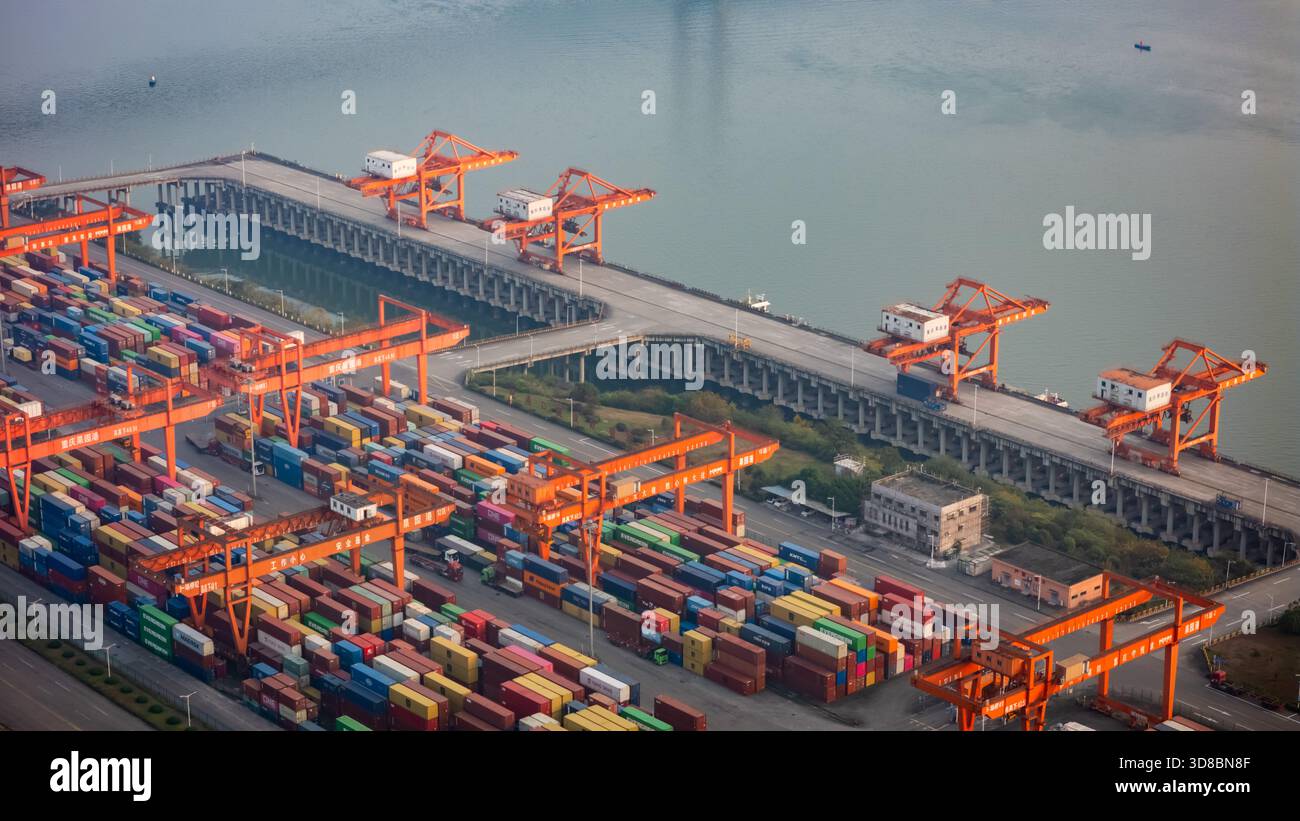 CHONGQING, CHINA - NOVEMBER 29, 2025 - The bridge cranes are lifting ...