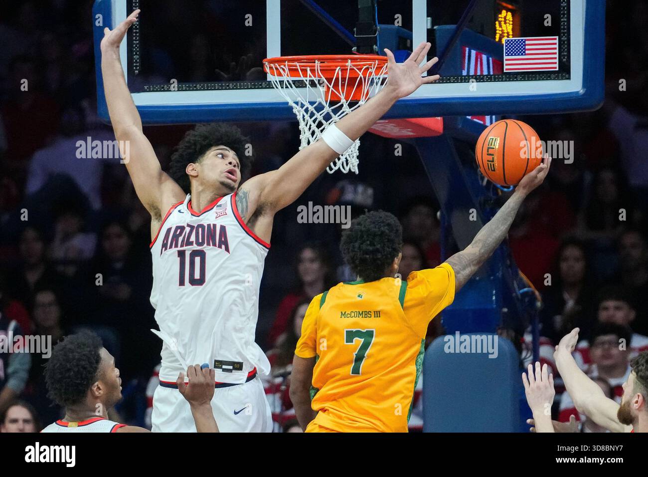 Arizona forward Koa Peat (10) plays defense against Norfolk State guard ...