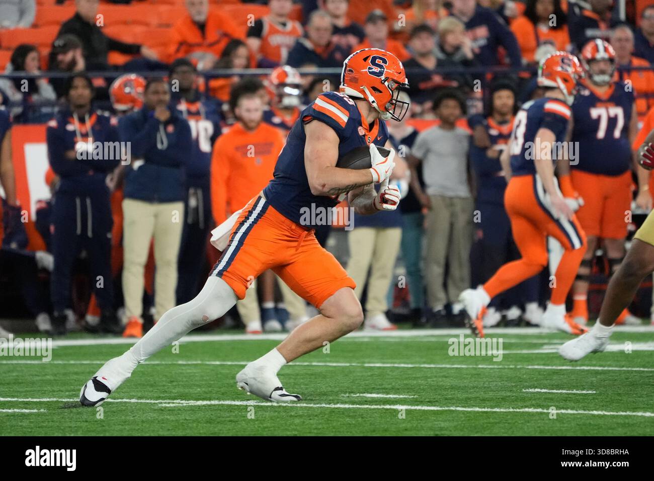 SYRACUSE, NY - NOVEMBER 29: Syracuse Orange Tight End Dan Villari (89 ...