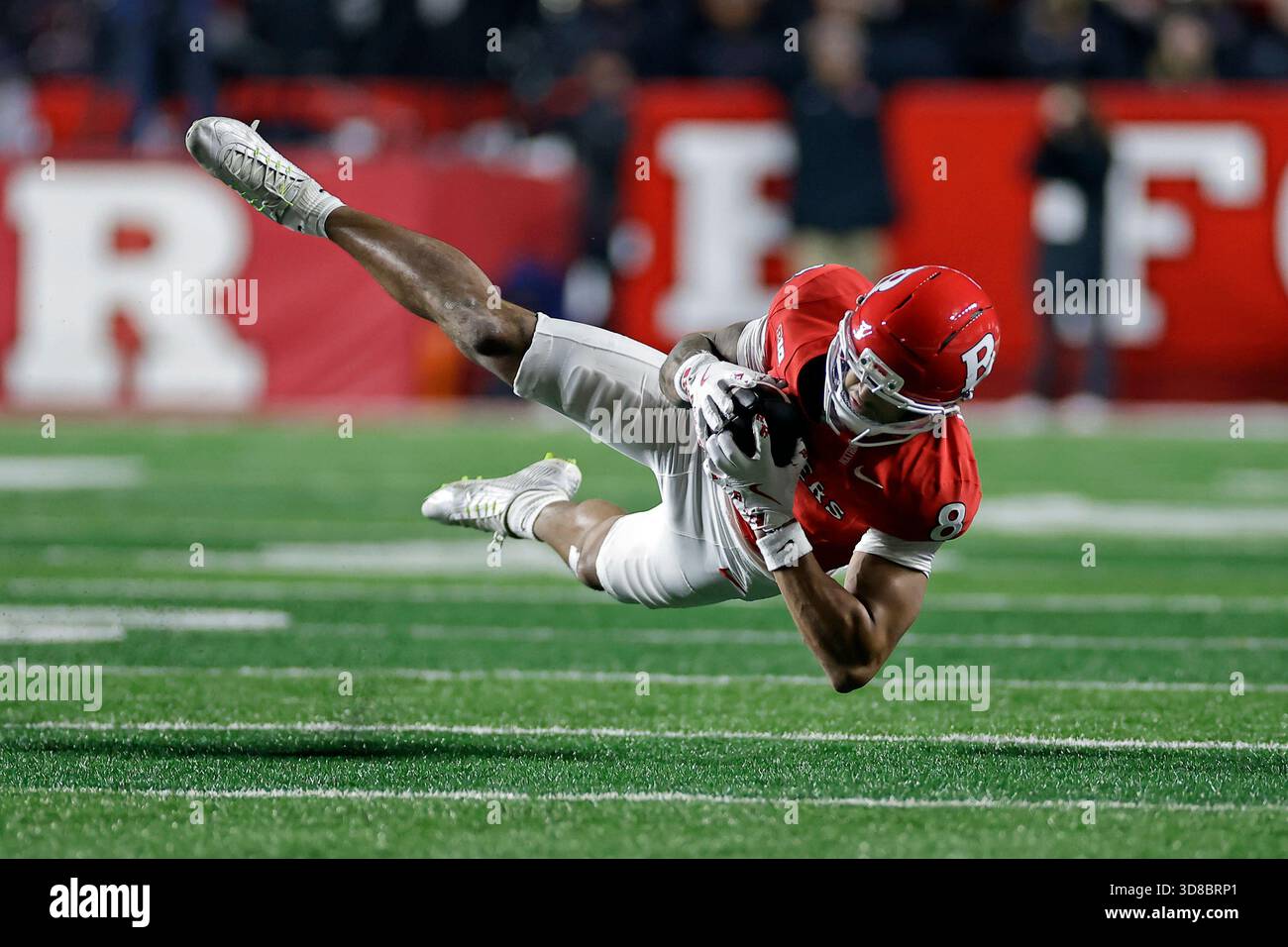Rutgers wide receiver Kj Duff (8) makes a catch during the second half ...
