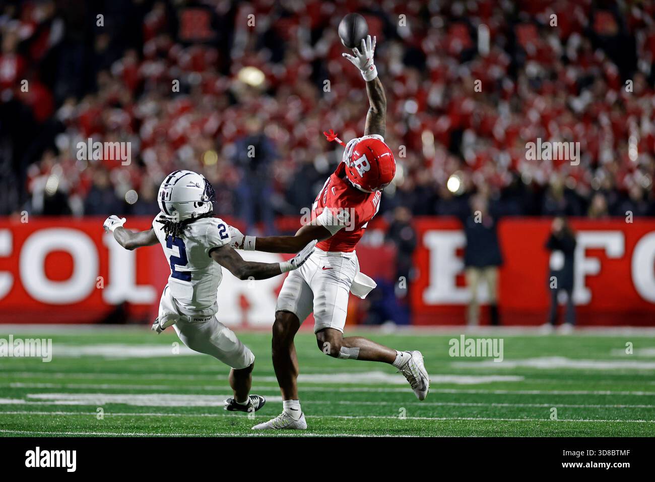 Rutgers wide receiver Kj Duff (8) makes a one-handed catch in front of ...