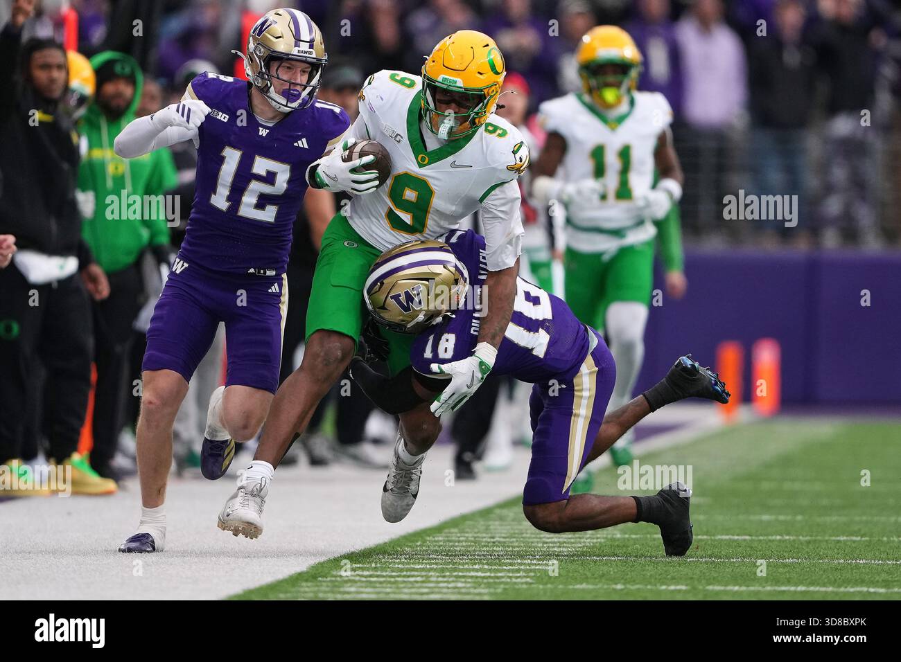 Oregon tight end Jamari Johnson (9) is tackled by Washington safety ...