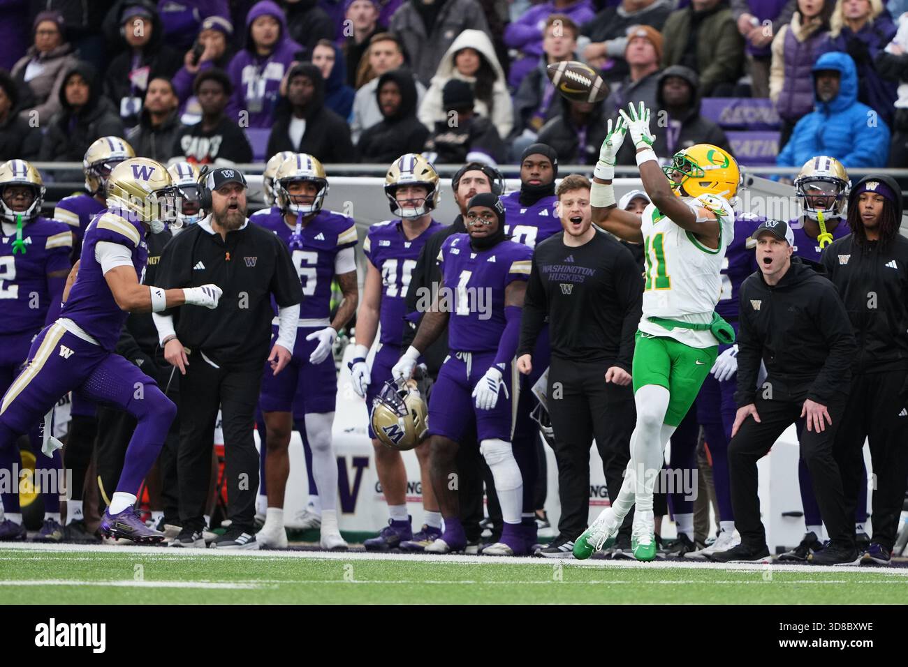 Oregon wide receiver Jeremiah McClellan (11) makes a catch against ...