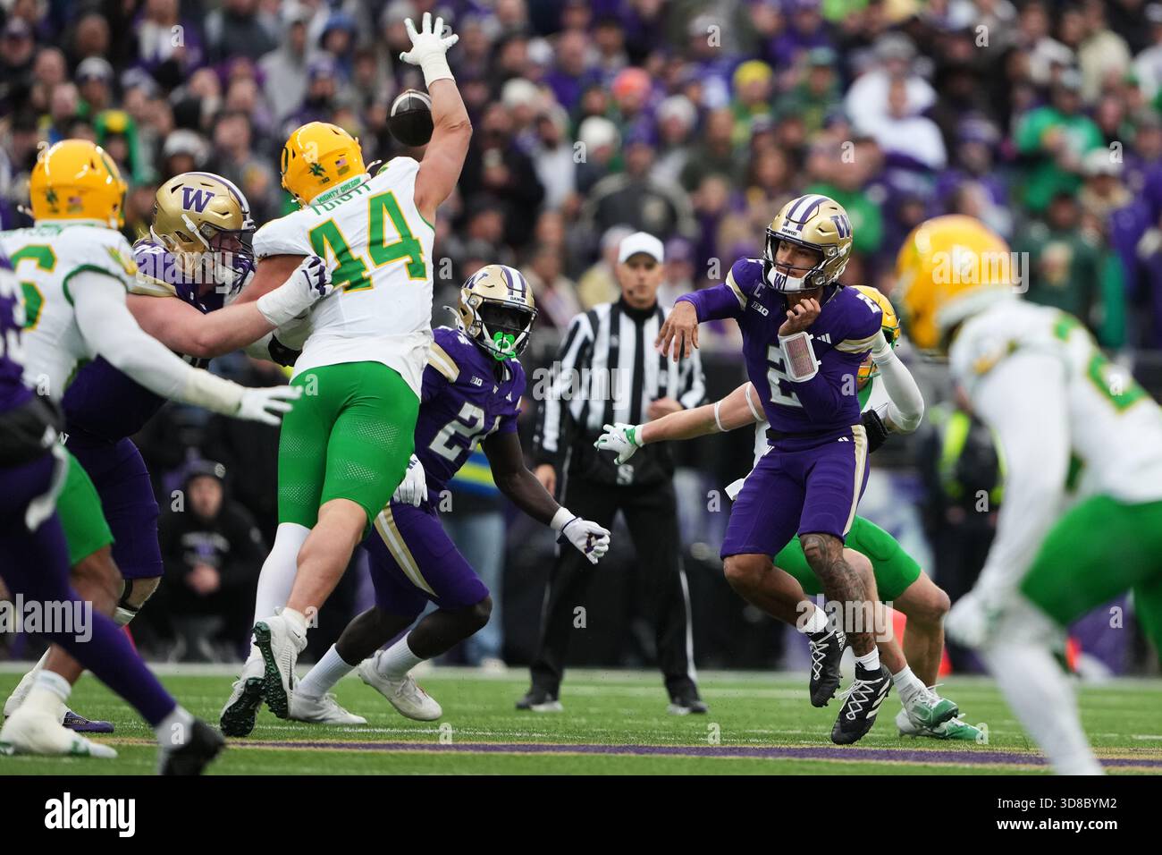 Oregon linebacker Teitum Tuioti (44) bats away a pass from Washington ...