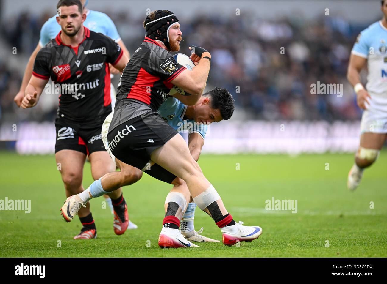 Tom Spring of Aviron Bayonnais and Samuel Simmonds of Lyon during the ...
