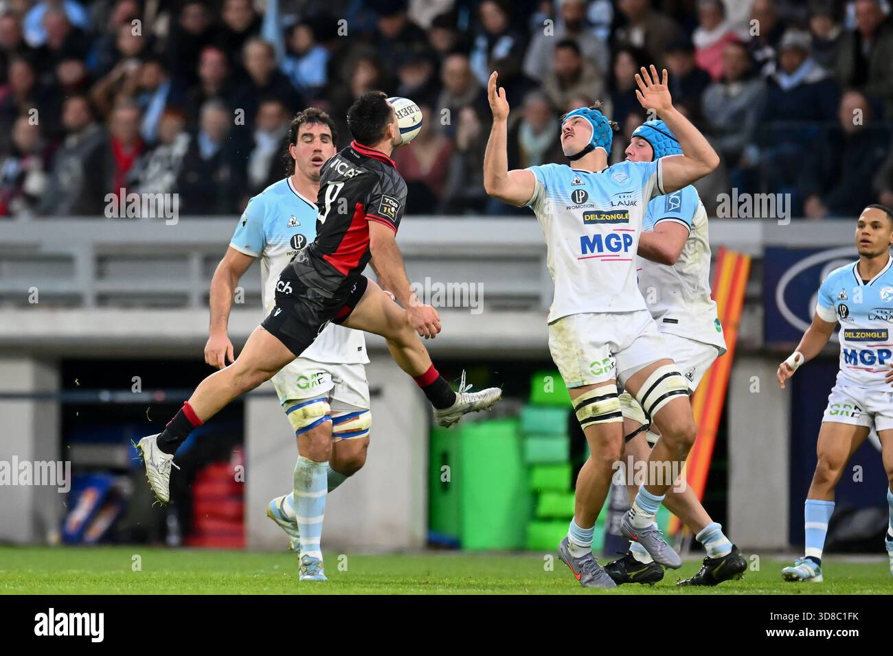 Esteban Capilla of Bayonne and Baptiste Couilloud of Lyon during the ...