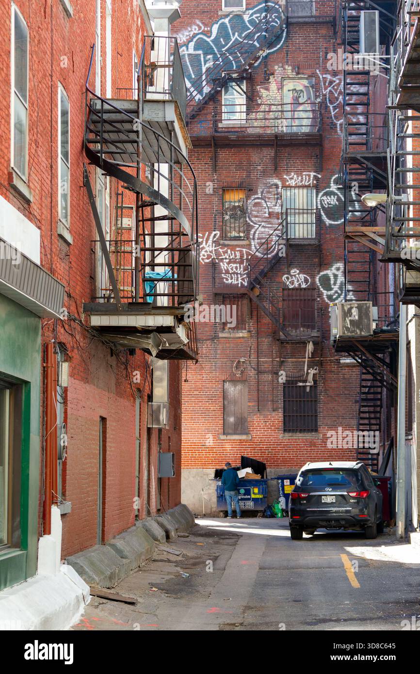 Back alley between buildings hi-res stock photography and images - Alamy