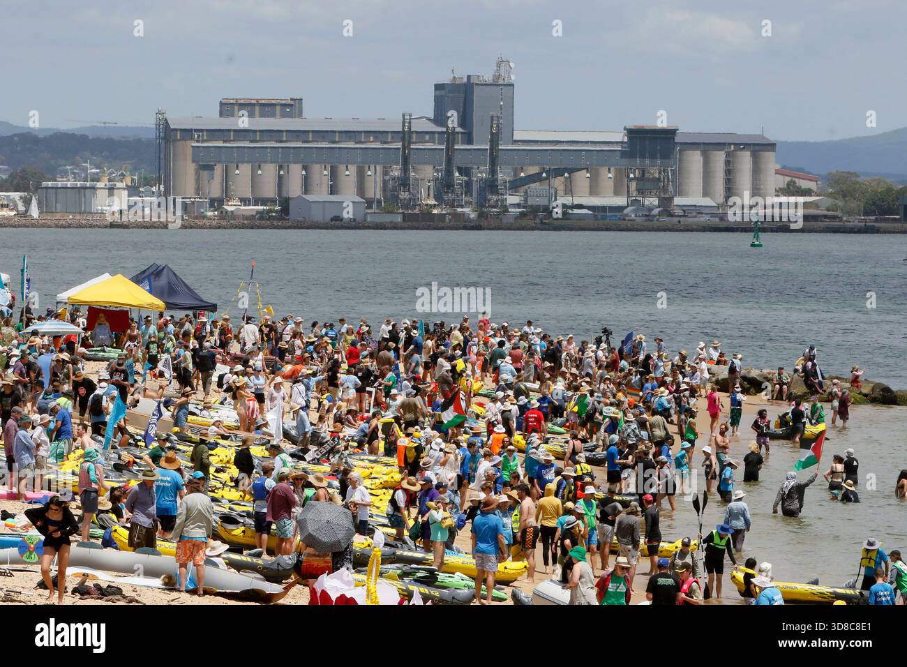 Protesters take part in the Rising Tide PeopleÕs Blockade at Horseshoe ...