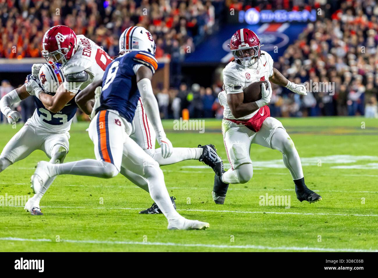 Alabama running back Daniel Hill (4) runs the ball against Auburn ...