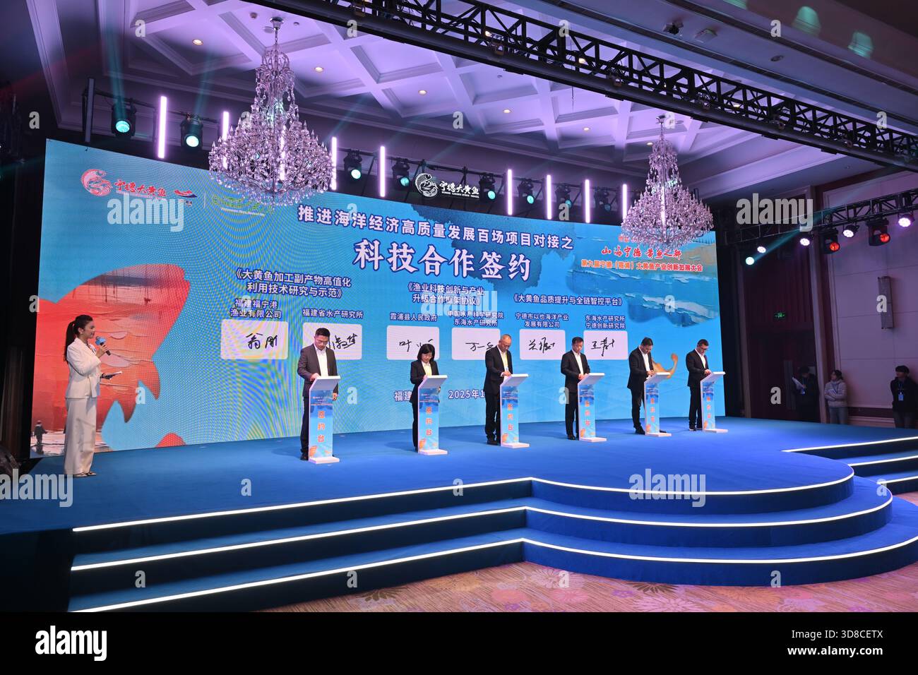 (251130) -- XIAPU, Nov. 30, 2025 (Xinhua) -- Guests attend a signing ...