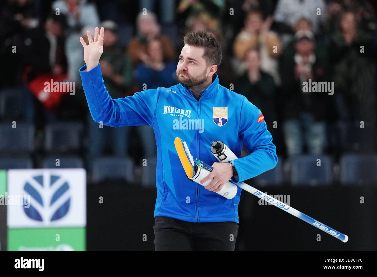 Team Dunstone skip Matt Dunstone acknowledges the crowd after losing to ...