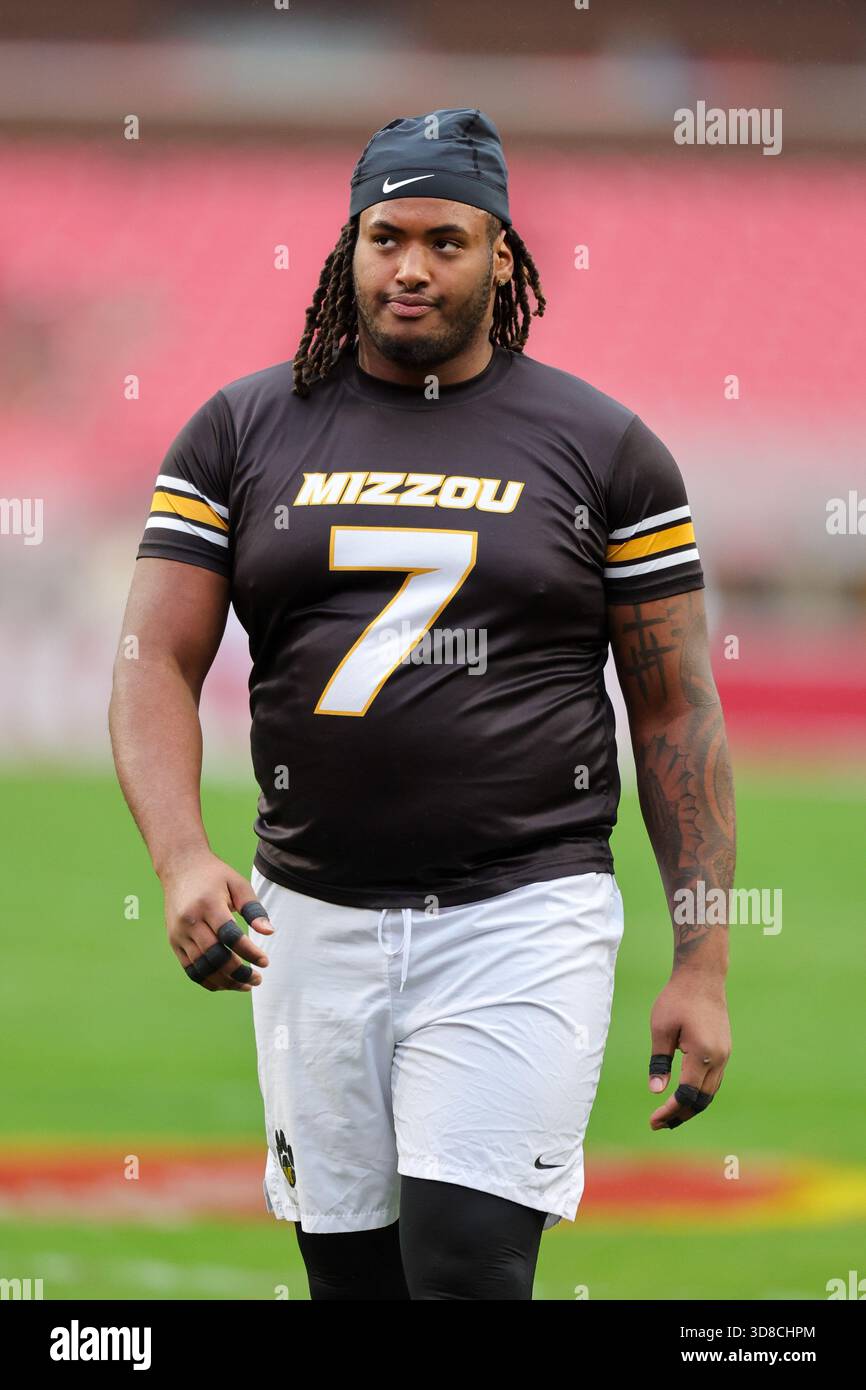 November 29, 2025: Missouri defensive lineman Chris McClellan (7) warms ...