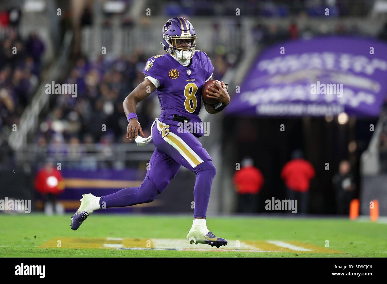 Baltimore Ravens quarterback Lamar Jackson (8) runs the ball during the ...