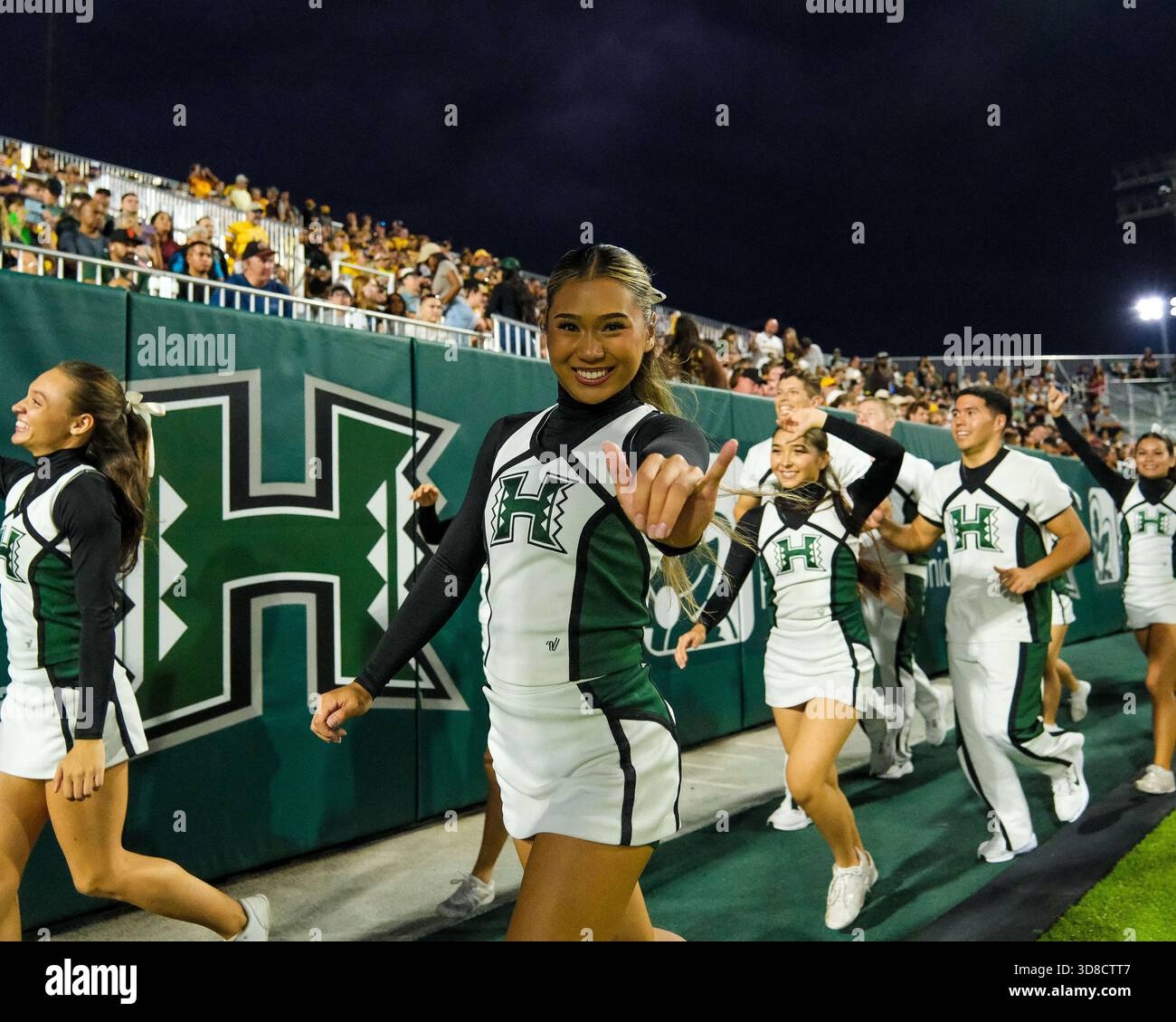 November 29, 2025: Hawaii cheerleader Avery Chai gives the â€œShakaâ ...