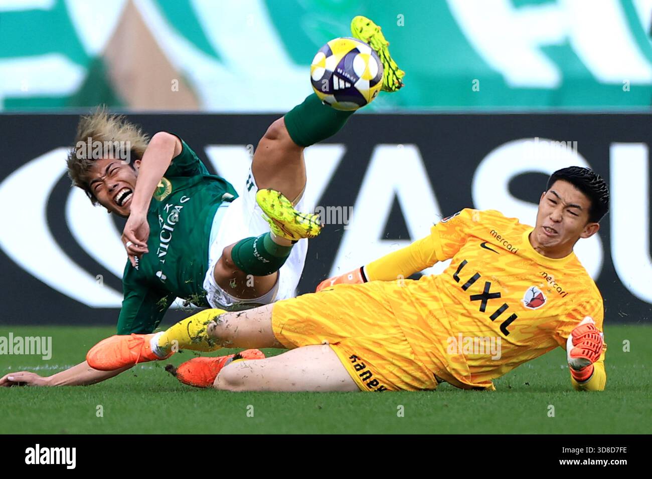 Kashima Antlers GK Tomoki Hayakawa blocks the opponent's dribble in the first half during a J ...
