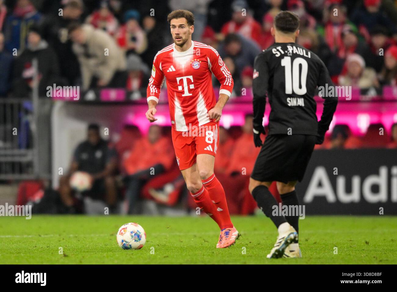 from left Leon Goretzka (Bayern), Danel Sinani Munich, November 29 ...